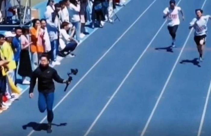 Cameraman "làm vì đam mê" cầm máy quay chạy sprint 100m cùng VĐV gây sốt