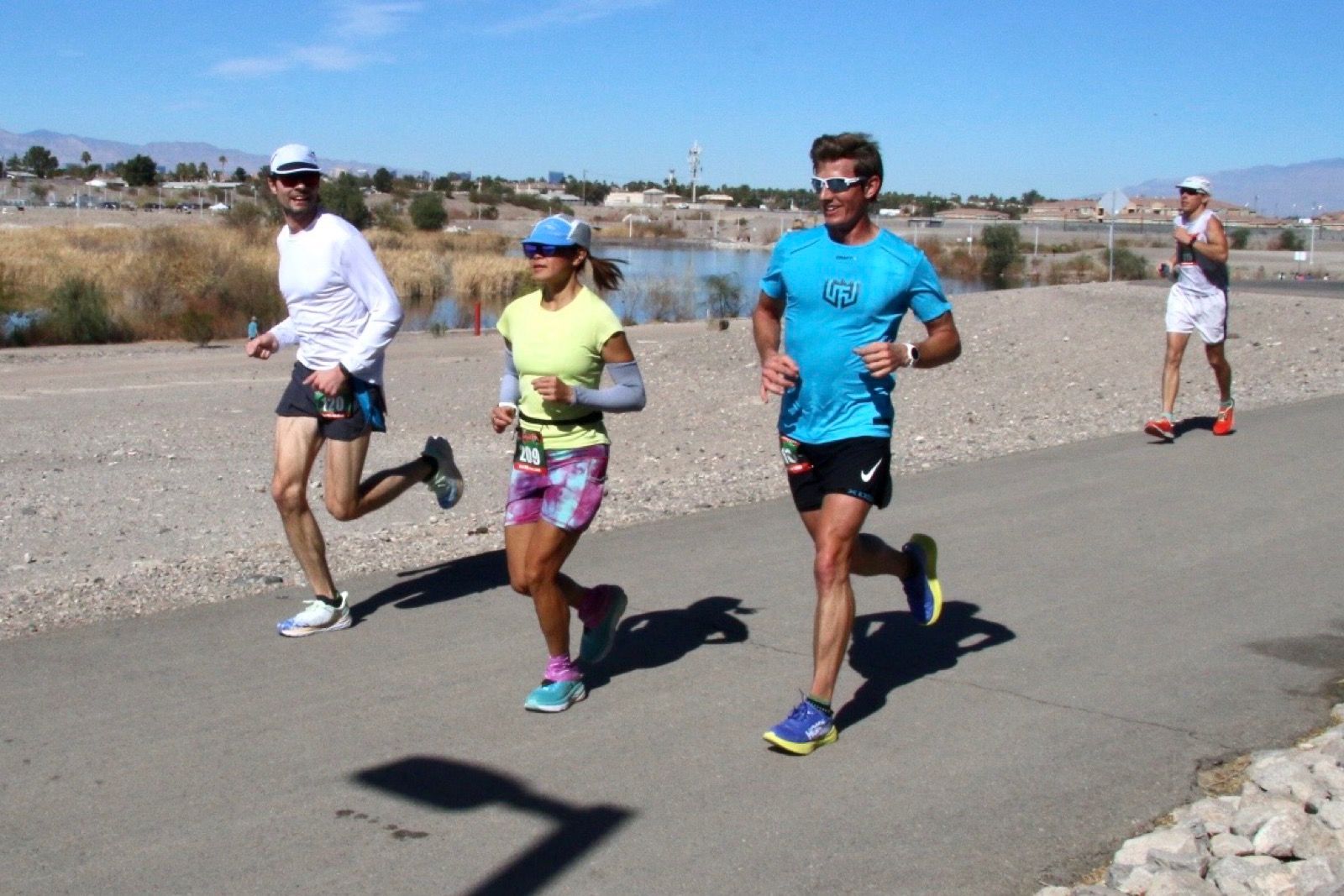 Nam giới thua nữ ultra 40 tuổi chạy 100 miles pace 4:44 phá kỷ lục thế giới